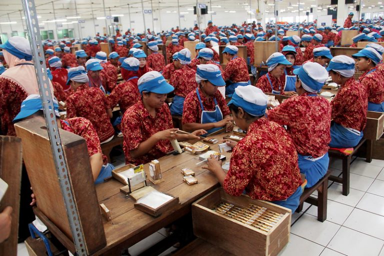 Mengenal Tiga Pabrik Rokok Terbesar di Indonesia
